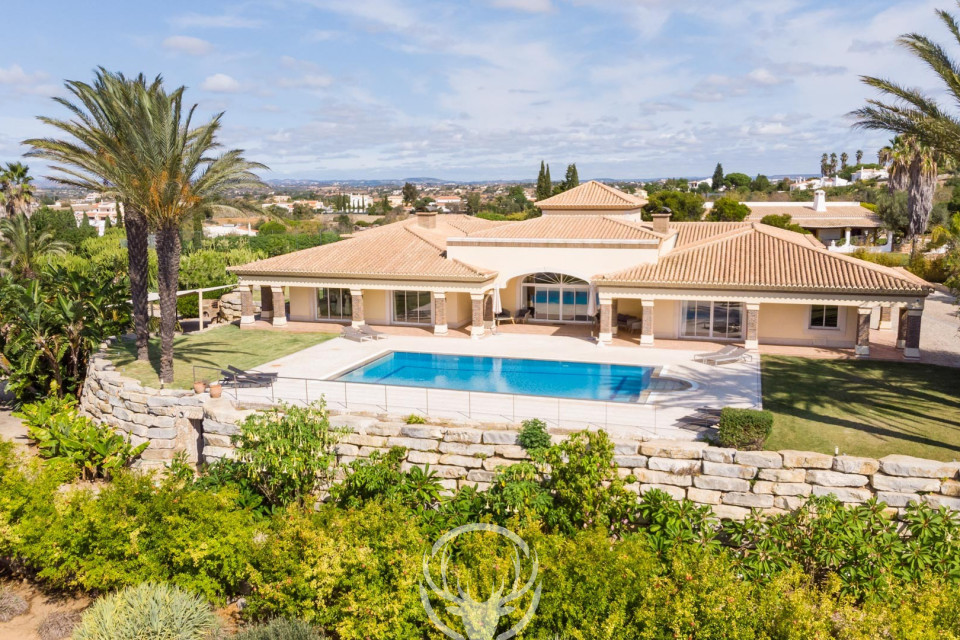 Spectacular detached Villa with heated pool and Panoramic Sea Views